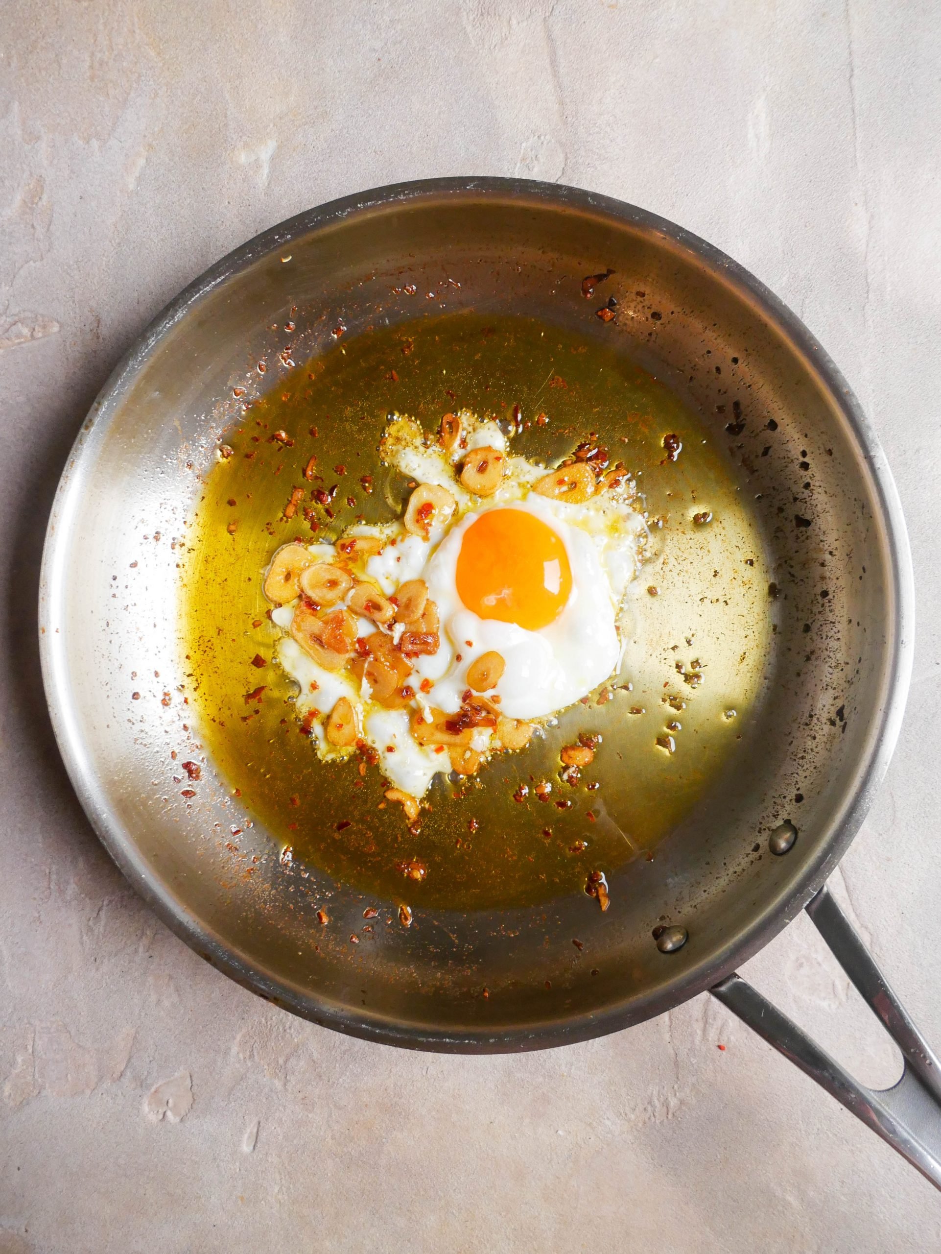 Garlic & Olive Oil Fried Egg - Daen's Kitchen