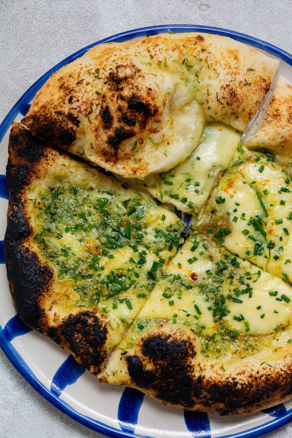 Garlicky bread pizza - Daen's Kitchen