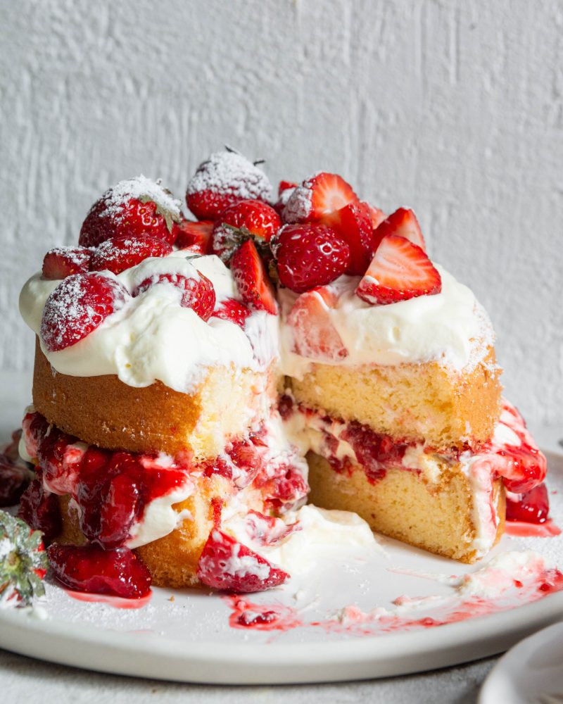 Strawberries and Cream sponge cake - Daen's Kitchen