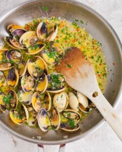 Garlic butter Clams (pipis) - Daen's Kitchen