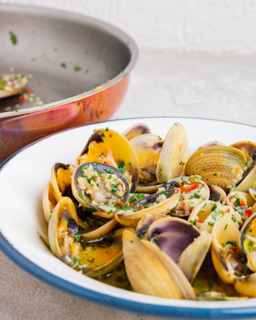 Garlic butter Clams (pipis) - Daen's Kitchen