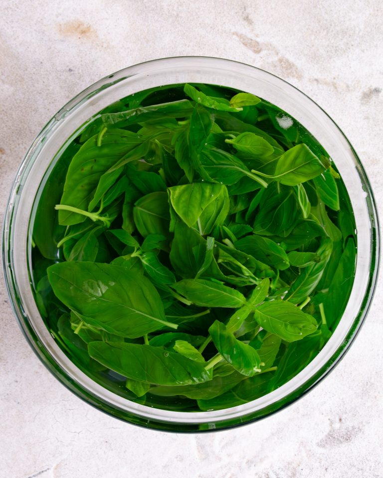 Basil oil - Daen's Kitchen