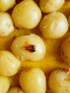 Crispy Garlic Butter Smashed Potatoes (The Crispiest Potatoes!) - Daen ...