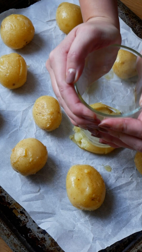 Crispy Garlic Butter Smashed Potatoes (The Crispiest Potatoes!) - Daen ...