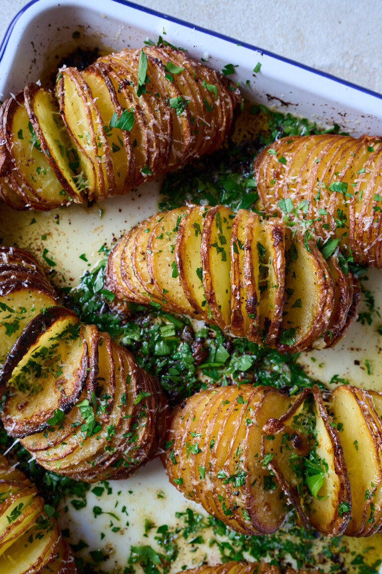 Garlic butter hasselback potatoes - Daen's Kitchen