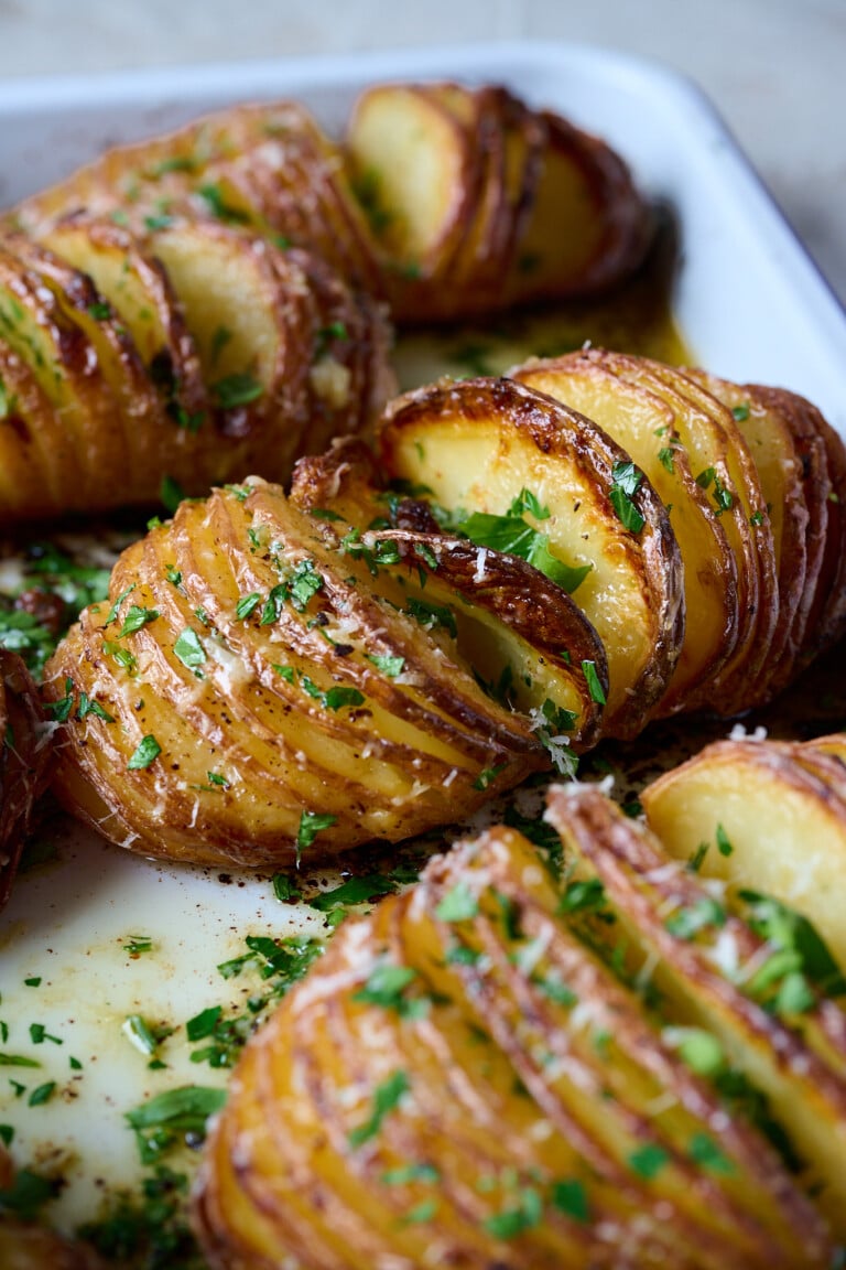 Garlic butter hasselback potatoes - Daen's Kitchen